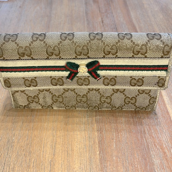 Gucci | Accessories | Authentic Gucci Logo Wallet | Poshmark